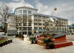 学校地址： 中华北路220号 学校特色： 双语 小班教学 学校电话： 0851-81234567